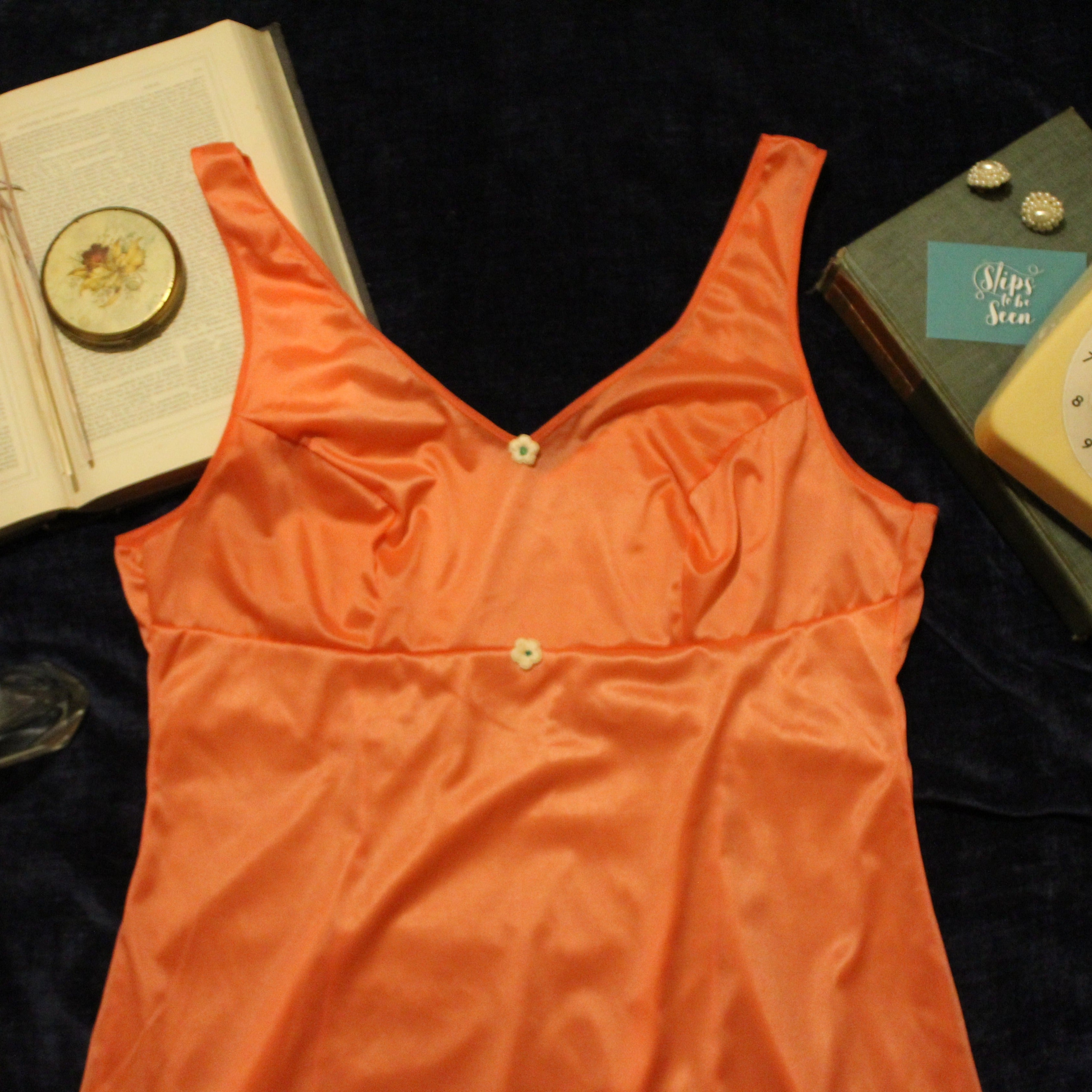 Coral daisy slip – Slips to be seen